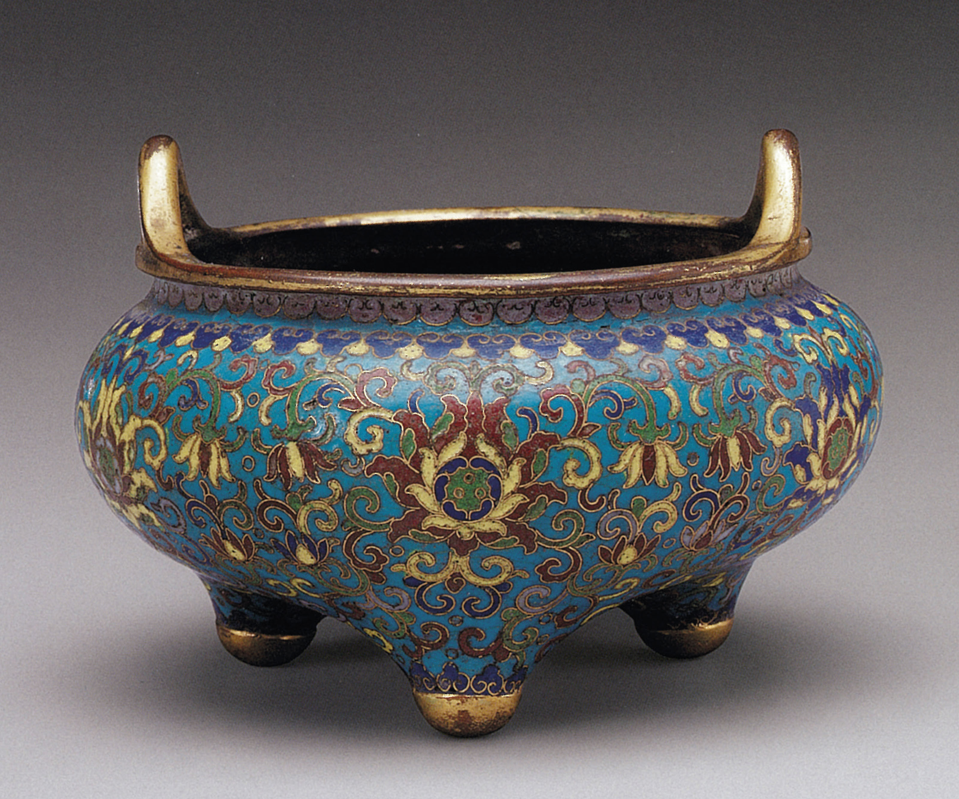 AN IMPERIAL CLOISONNE ENAMEL CHRYSANTHEMUM TRIPOD CENSER QIANLONG INCISED SIX CHARACTER MARK