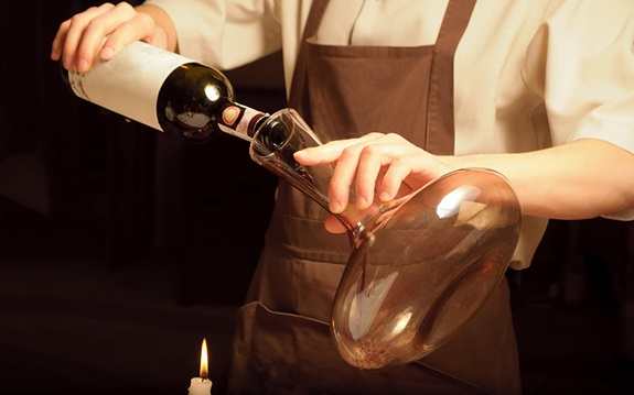 How to decant fine wine: An expert guide | Christie's