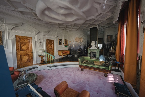 Explore the Victorian sci-fi design of "Poor Things"