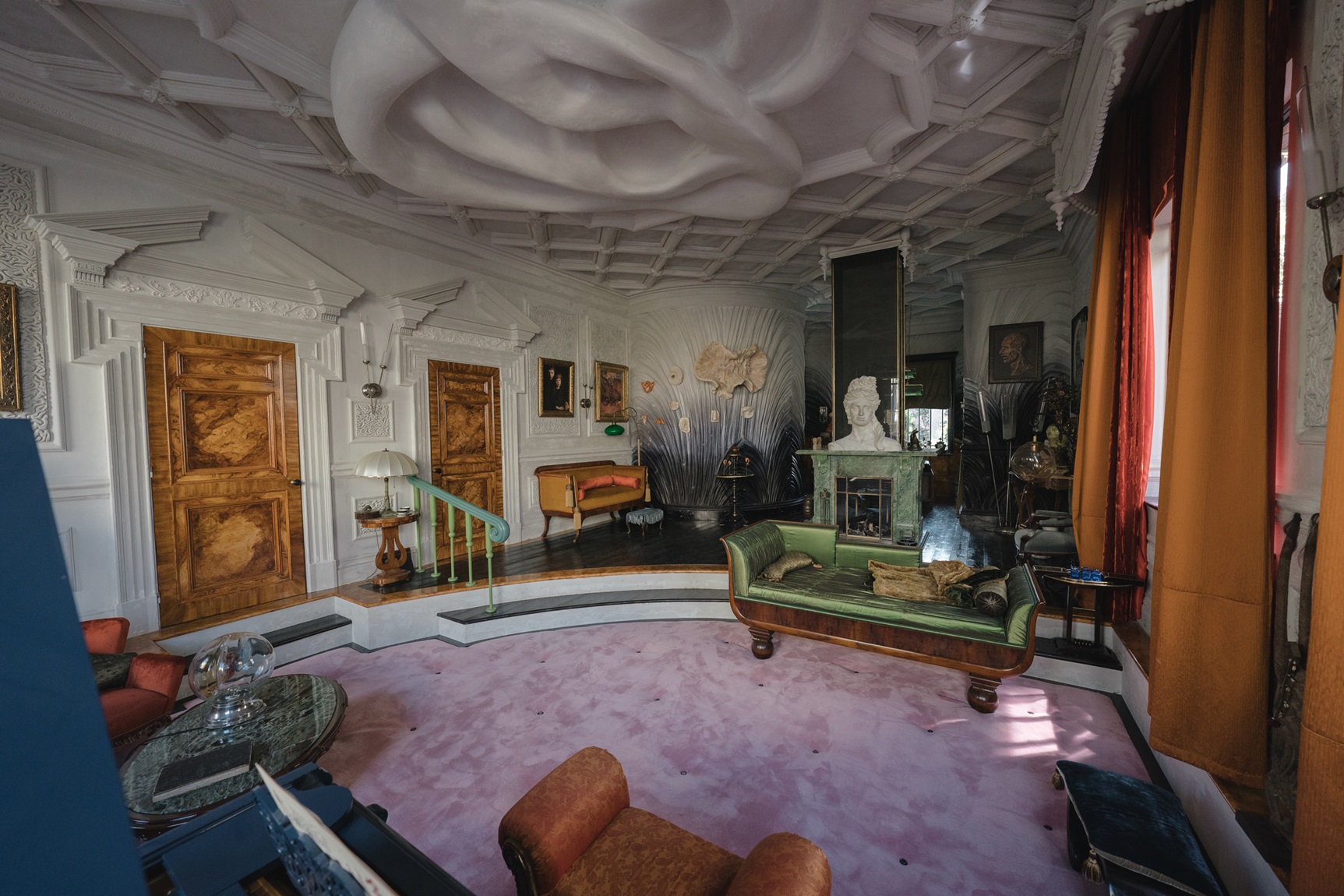 Explore the Victorian sci-fi design of "Poor Things"