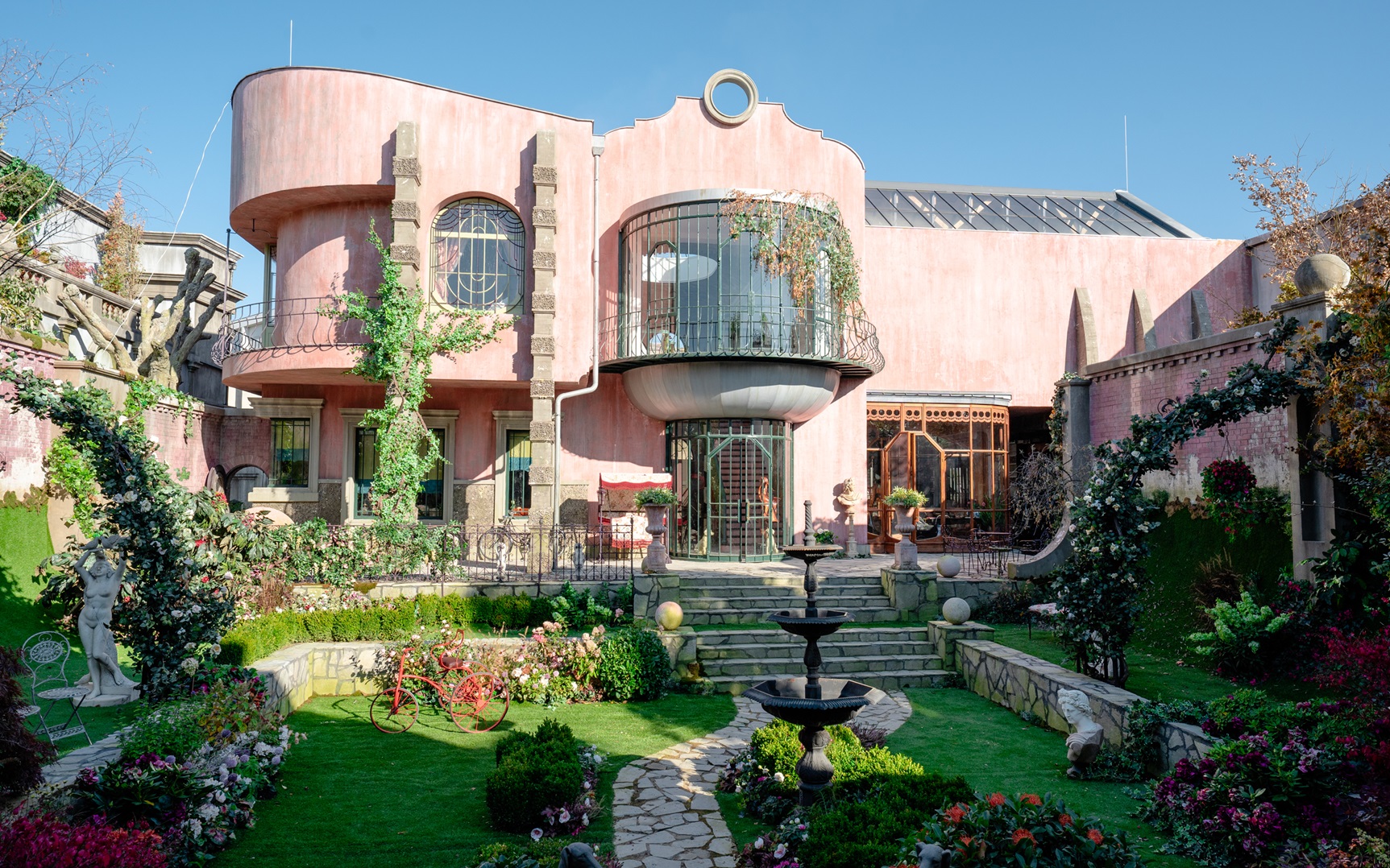 Explore the Victorian sci-fi design of "Poor Things"