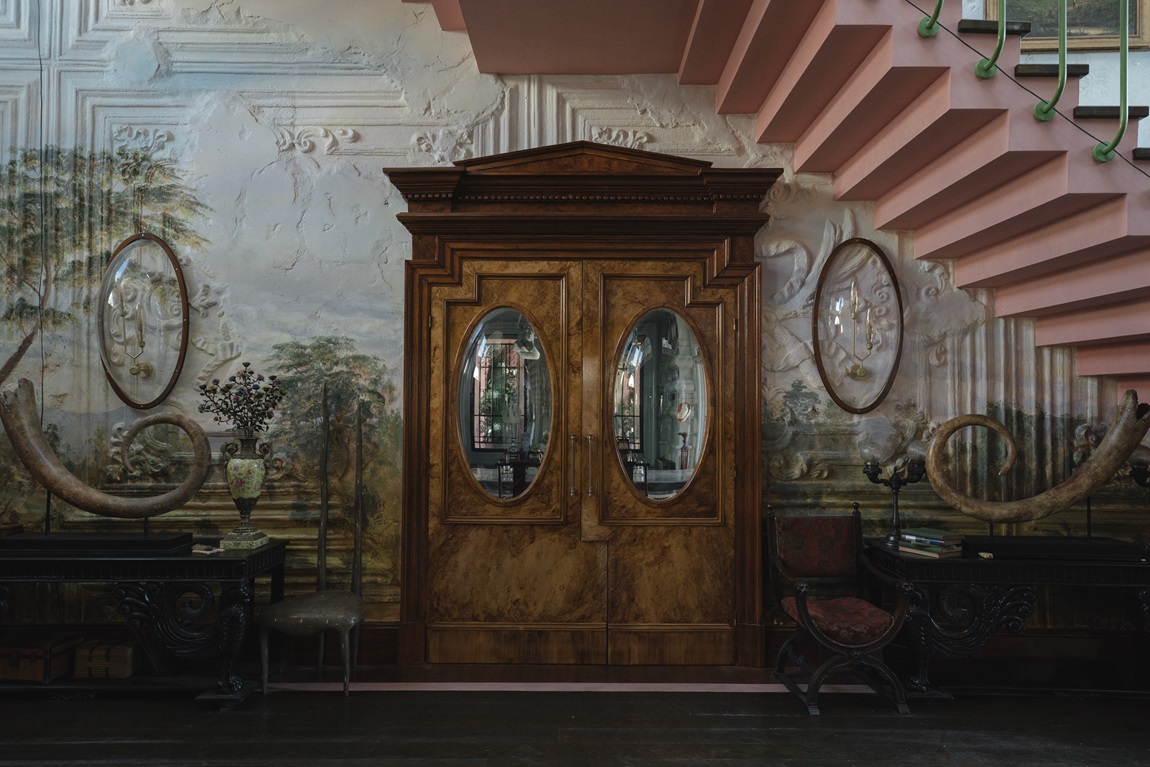 Explore the Victorian sci-fi design of "Poor Things"