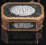 A NAPOLÉON III MINATURES-SET THREE-COLOUR GOLD SNUFF-BOX