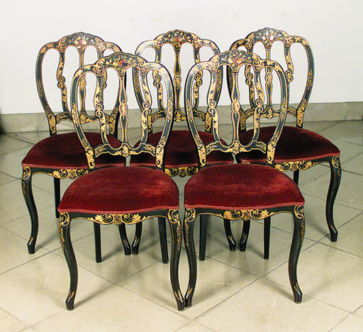 Juego de cinco sillas Isabelinas en madera ebonizada y dorada.