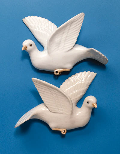 A PAIR OF DOVE WALL PLAQUES