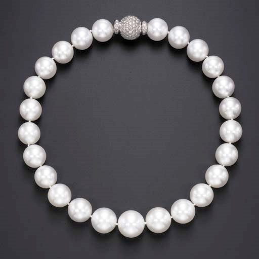 A SINGLE-STRAND CULTURED PEARL NECKLACE | Christie's
