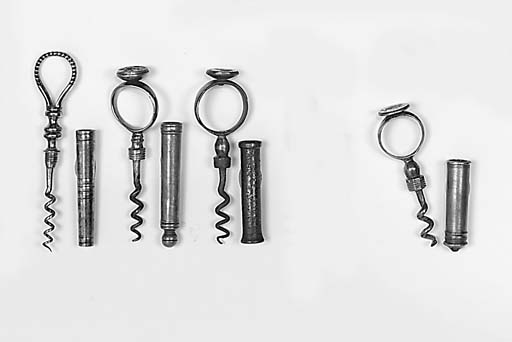 A LATE 18TH/19TH CENTURY LOOP HANDLE CORKSCREW