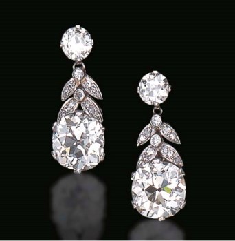 AN ELEGANT PAIR OF DIAMOND EAR PENDANTS | Christie's