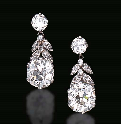 AN ELEGANT PAIR OF DIAMOND EAR PENDANTS | Christie's