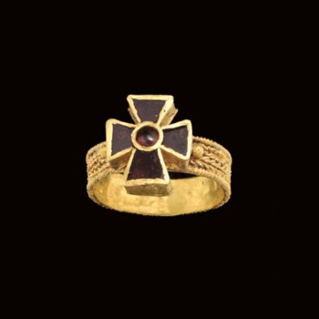 A BYZANTINE OR MEROVINGIAN GOLD AND GARNET FINGER RING