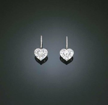 A STUNNING PAIR OF DIAMOND EAR PENDANTS | Christie's