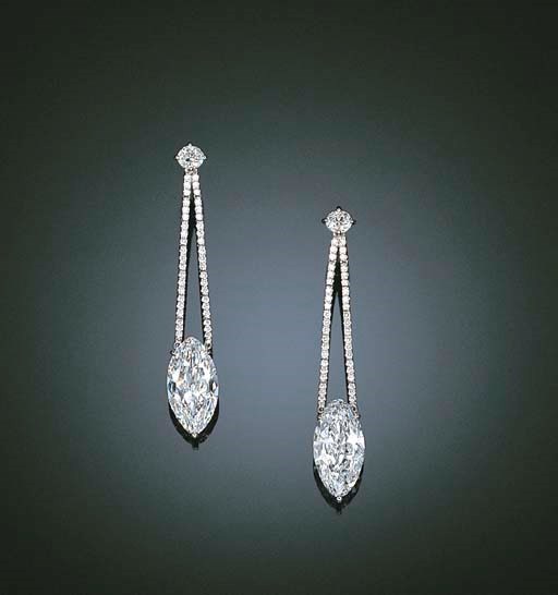 AN ELEGANT PAIR OF DIAMOND EAR PENDANTS | Christie's