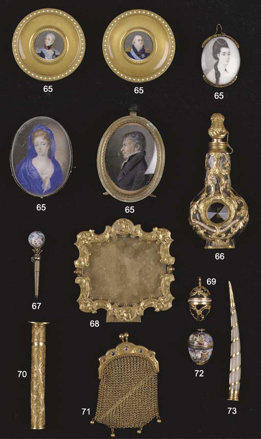 A gold mesh purse and bodkin