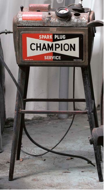 Champion "Spark-plug Service" - A garage spark-plug cleaning and ...