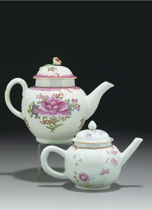 A Lowestoft teapot and cover and a Chinese porcelain teapot and cover