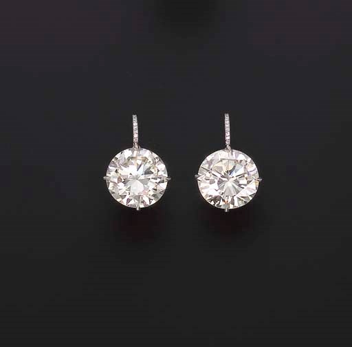 A PAIR OF DIAMOND SINGLE-STONE EARRINGS | Christie's
