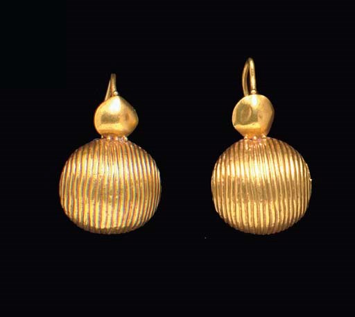 A PAIR OF ROMAN GOLD EARRINGS