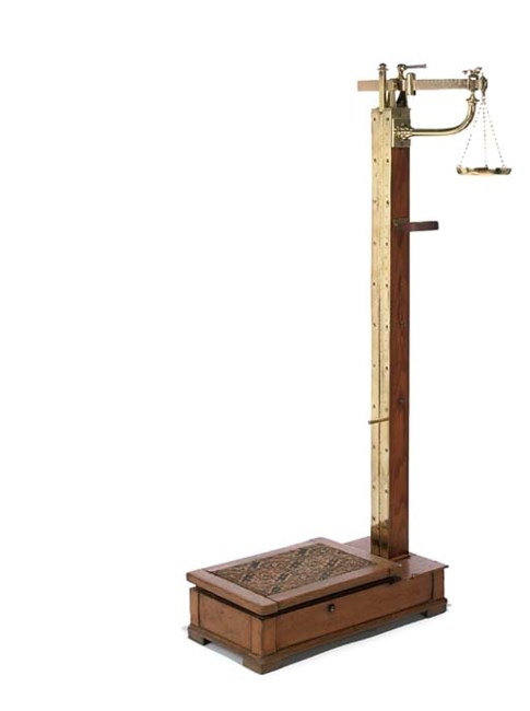 A SET OF LATE VICTORIAN OR EDWARDIAN OAK AND BRASS MOUNTED FLOOR ...