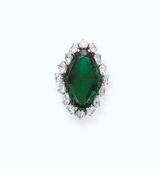 AN EXCEPTIONAL EMERALD AND DIAMOND RING, BY GRAFF | Christie's
