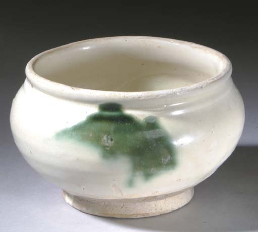 A CHINESE GREEN-SPLASHED CREAM-GLAZED GLOBULAR JAR,