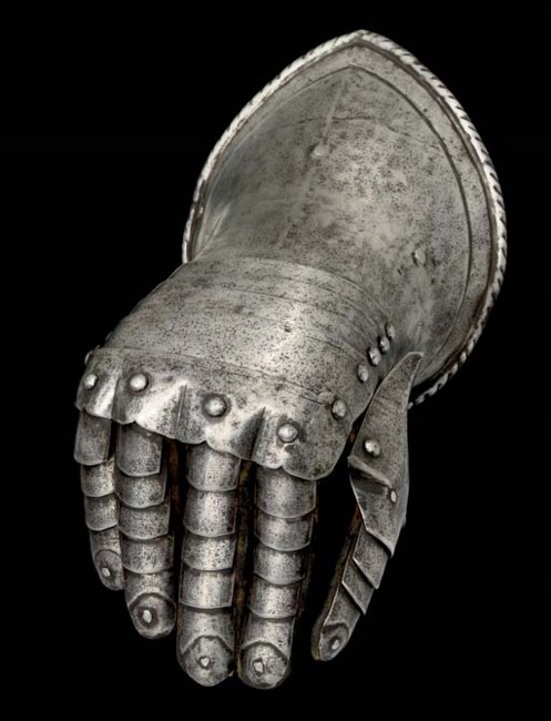AN ITALIAN SINGLE GAUNTLET FOR THE RIGHT HAND , EARLY 17TH CENTURY ...