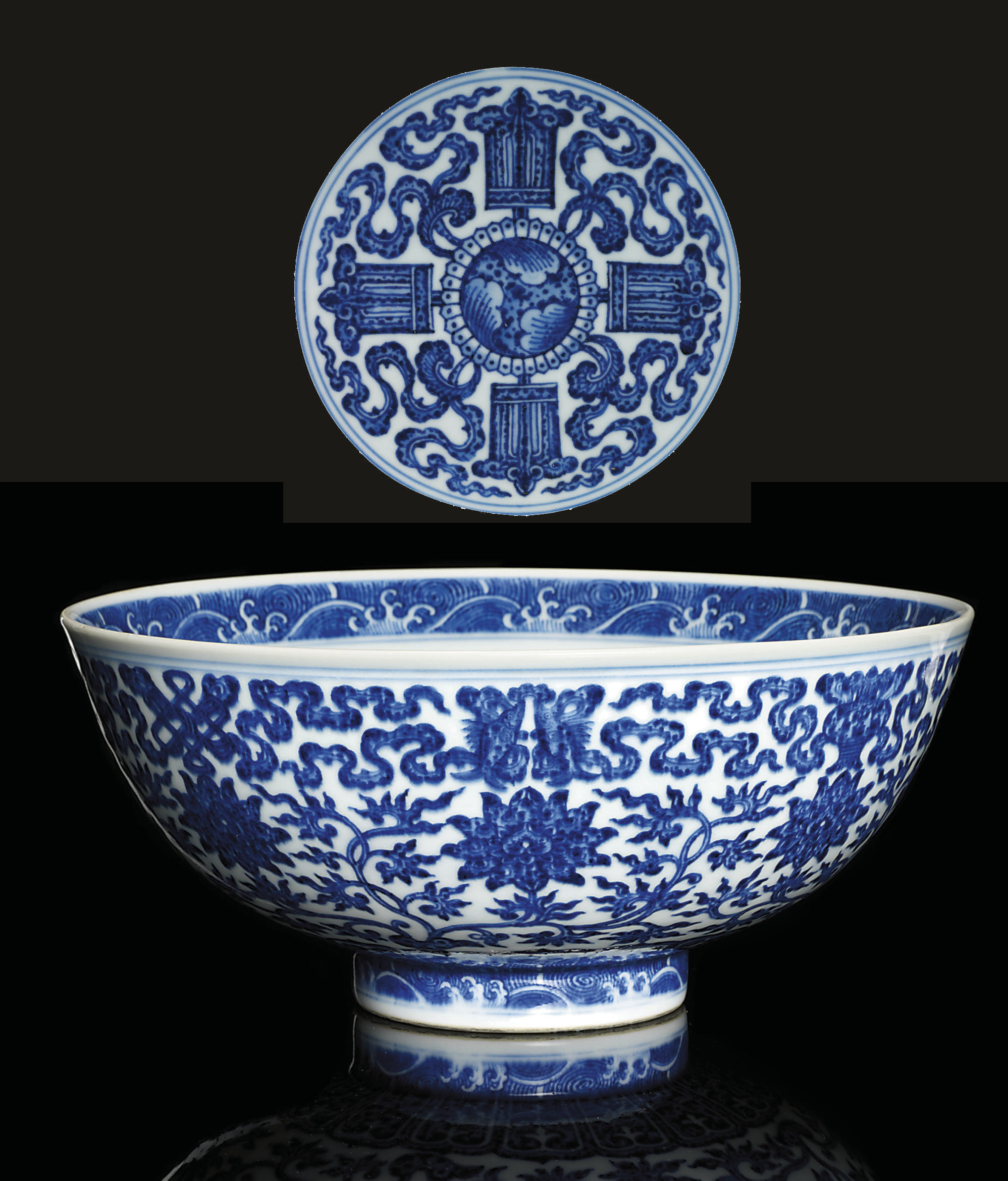 A FINE AND RARE LARGE BLUE AND WHITE MING-STYLE BOWL