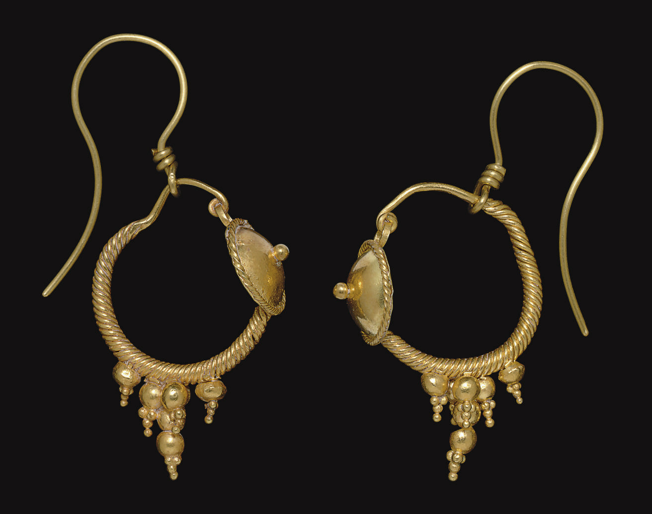A PAIR OF ROMAN GOLD EARRINGS