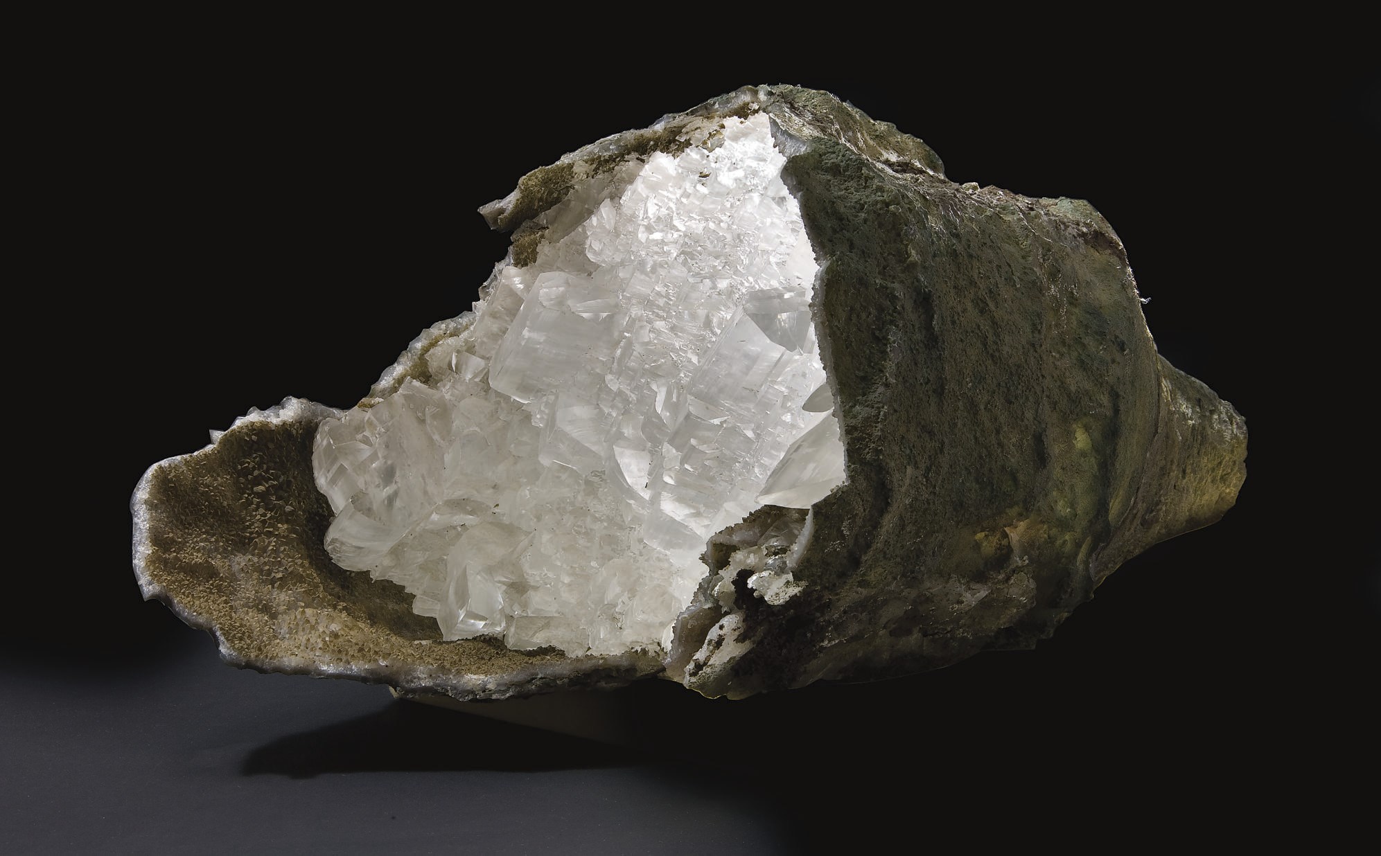 GEODE DE SELENITE , PROBABLEMENT RÉGION DE RIO GRANDE DO SUL, BRÉSIL ...