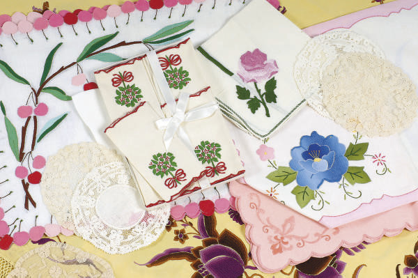 A GROUP OF MISCELLANEOUS TABLE LINENS,