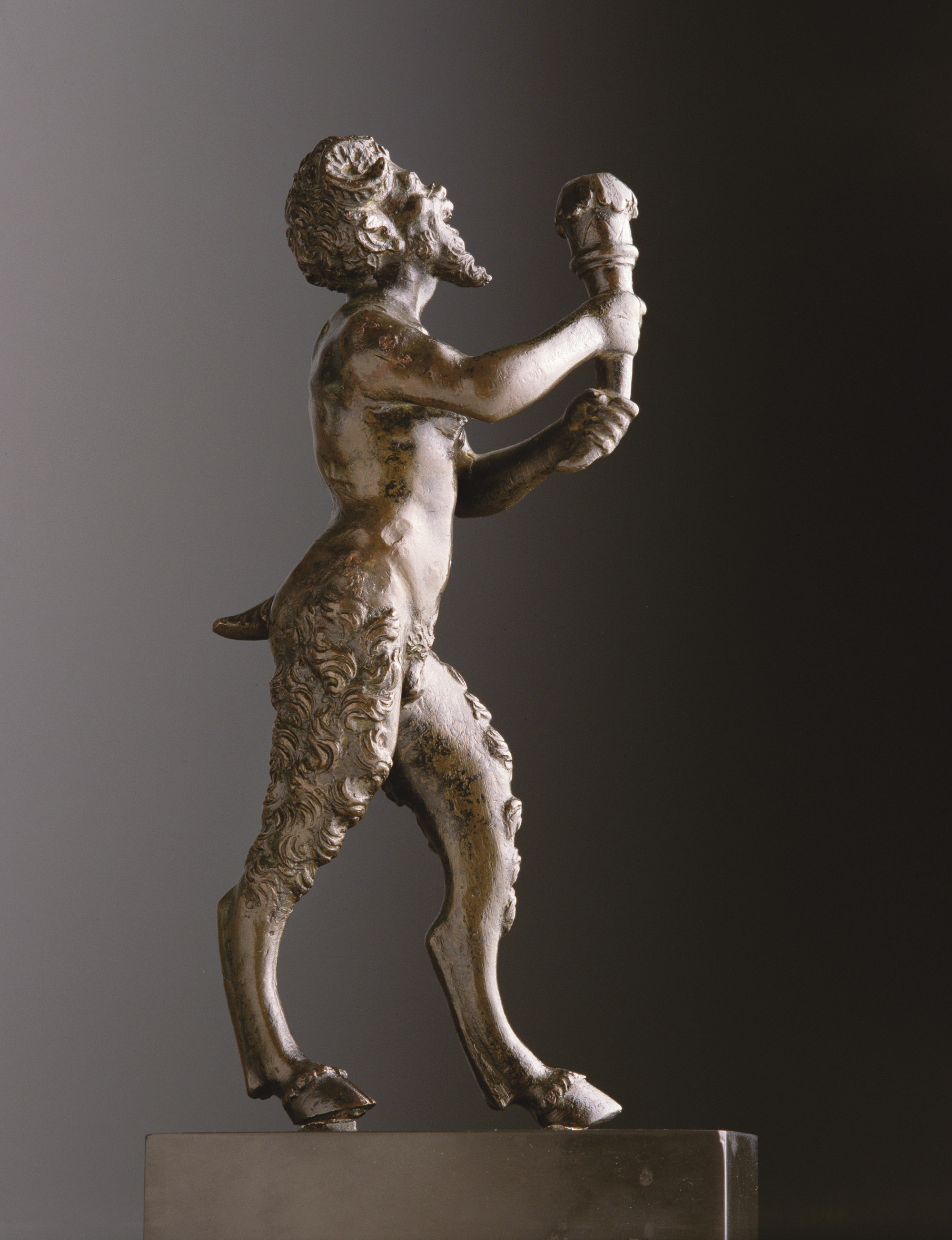 FIGURE EN BRONZE D'UN SATYRE TENANT UN BOUGEOIR , ATTRIBUE A SEVERO DA ...