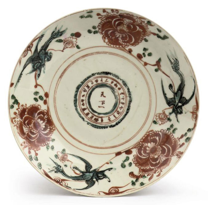 A Chinese polychrome Swatow dish