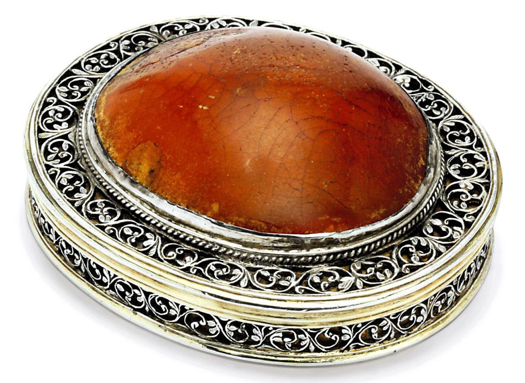 AN AMBER INSET PARCEL GILT SILVER FILIGREE BOX