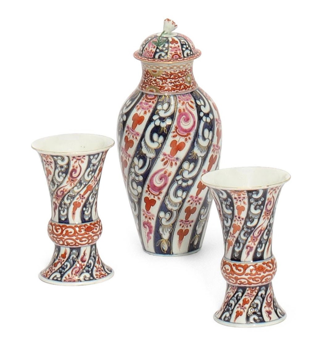 A WORCESTER 'QUEEN CHARLOTTE' PATTERN OVIFORM VASE AND COVER AND A PAIR ...