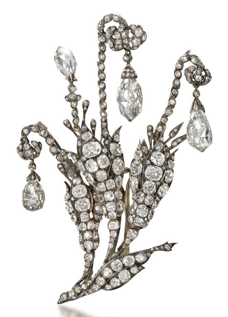 AN ANTIQUE DIAMOND BROOCH