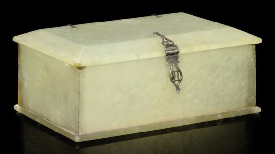 A JADE BOX WITH SILVER FITTINGS, MUGHAL INDIA, 19TH CENTURY | Christie's