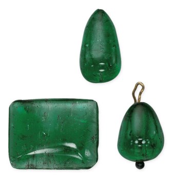 A GROUP OF THREE UNMOUNTED EMERALDS | Christie's