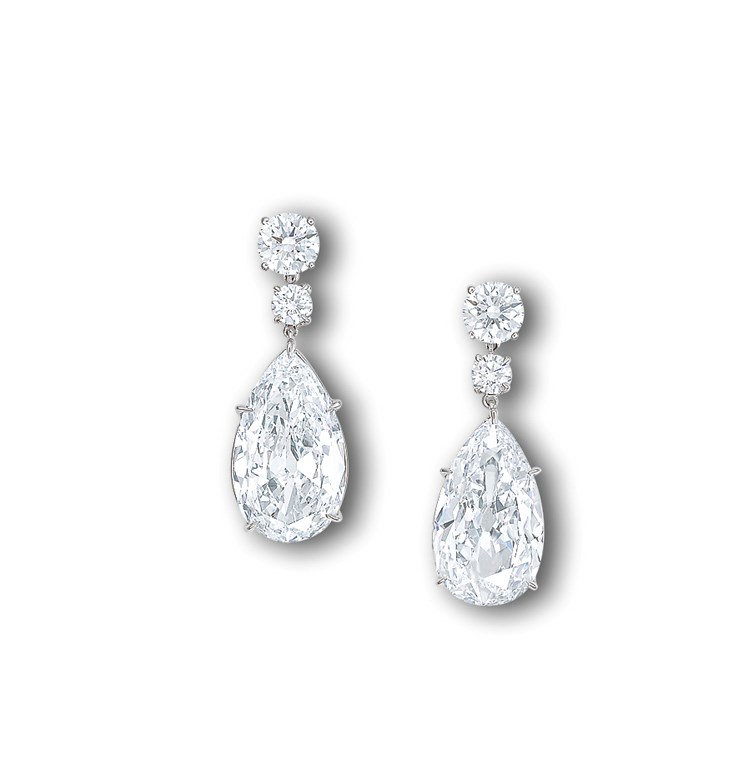 A PAIR OF DIAMOND EAR PENDANTS | Christie's