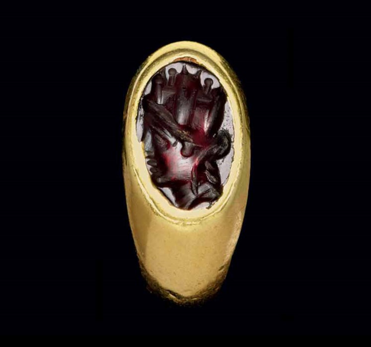 A GREEK GOLD AND GARNET FINGER RING , LATE HELLENISTIC PERIOD, CIRCA ...