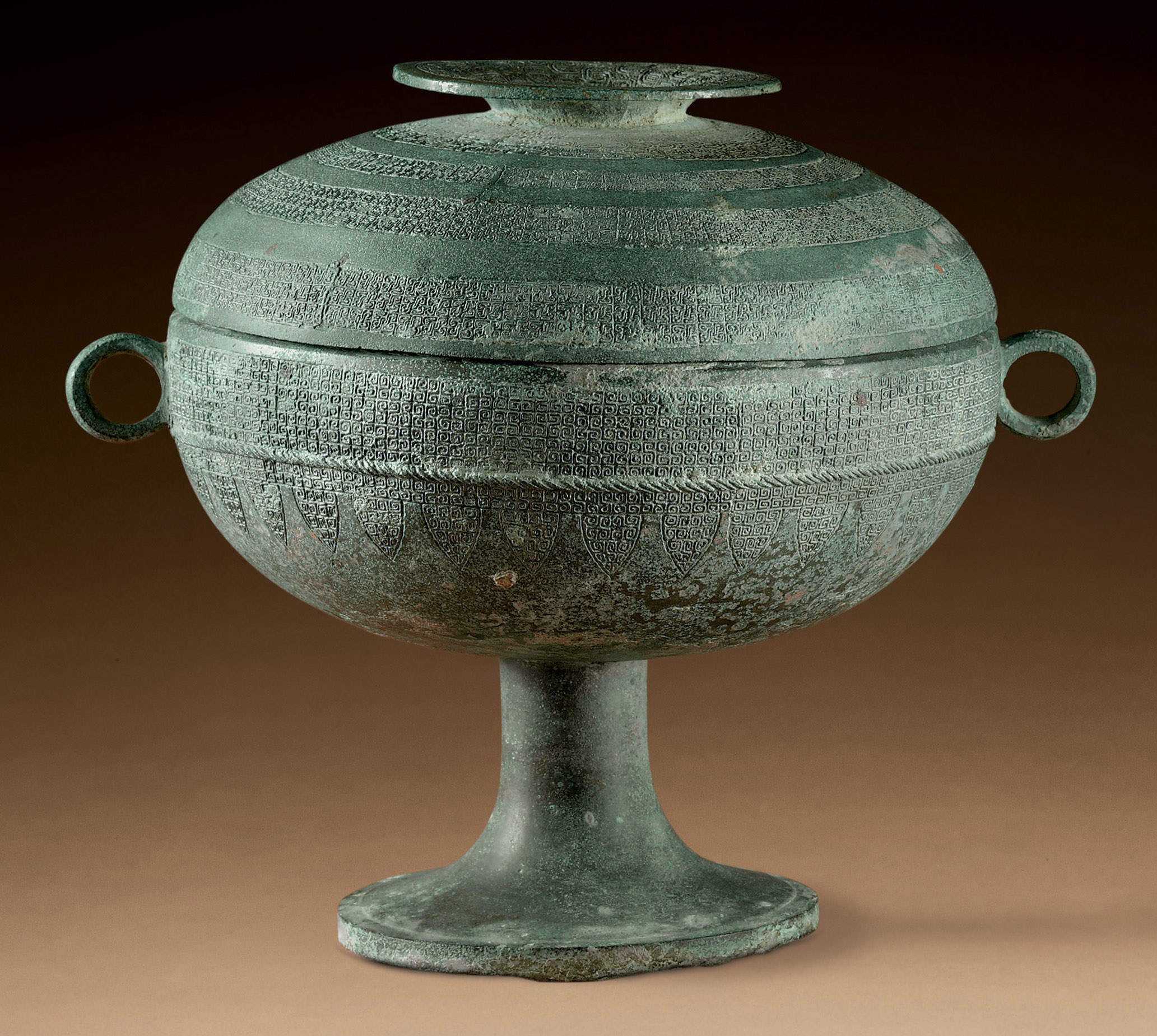 A BRONZE RITUAL FOOD VESSEL AND COVER, DOU