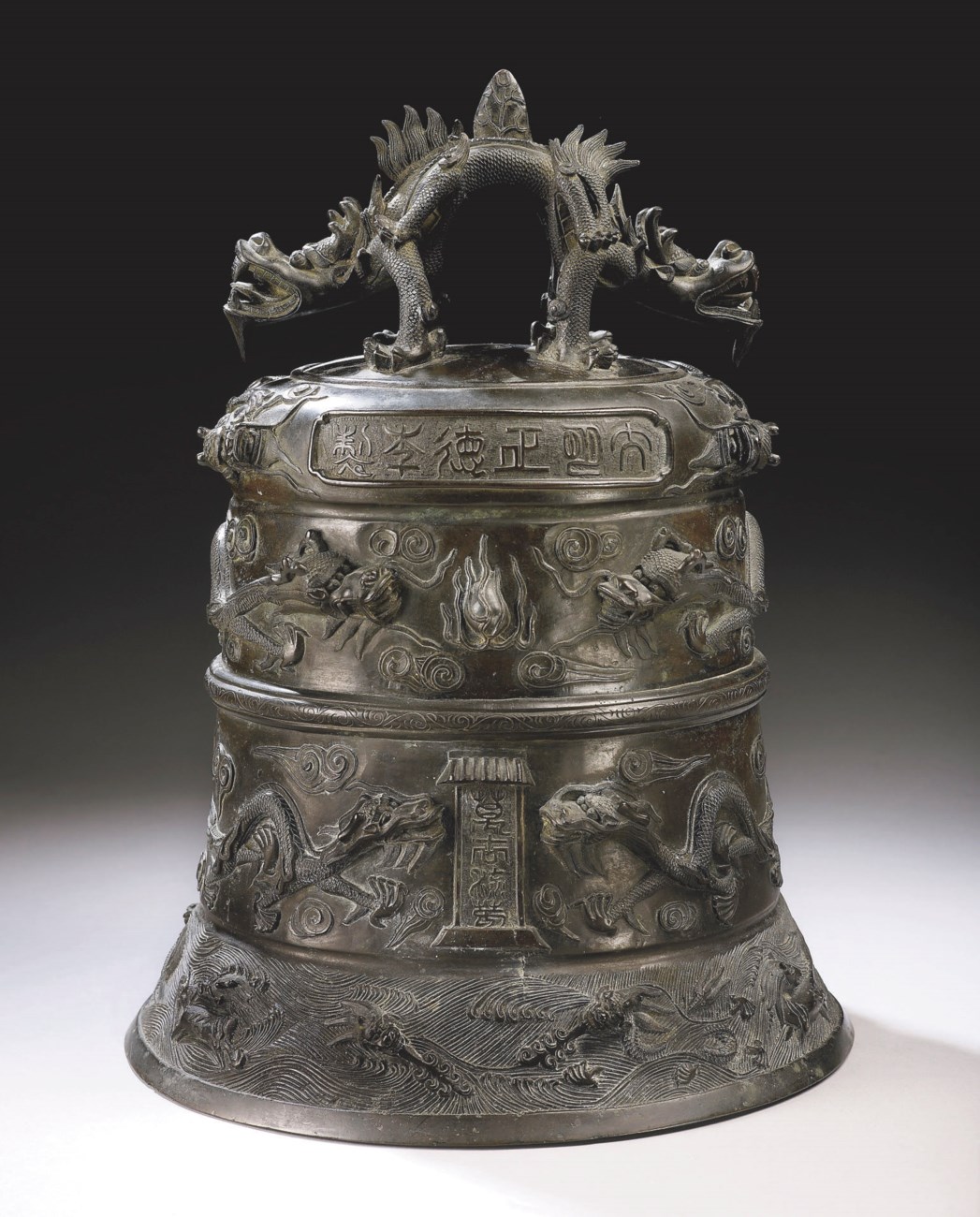 CLOCHE EN BRONZE, CHINE, DYNASTIE QING, XIXEME SIECLE | Christie's