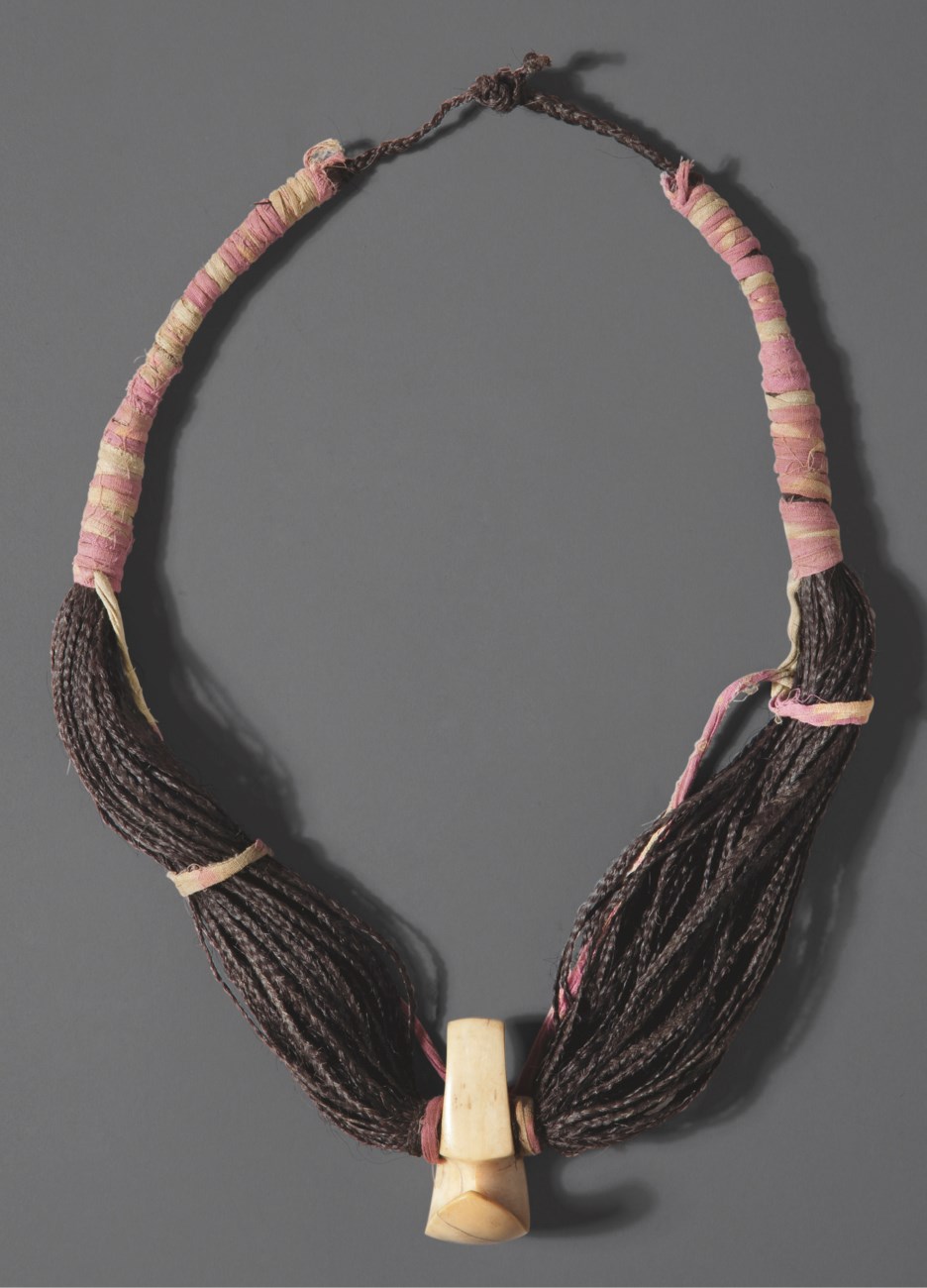 COLLIER, LEI NIHO PALAOA , HAWAÏ | Christie's