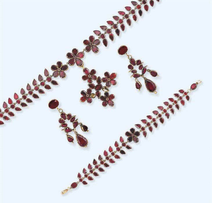 A George III suite of gold and garnet jewellery | Christie's