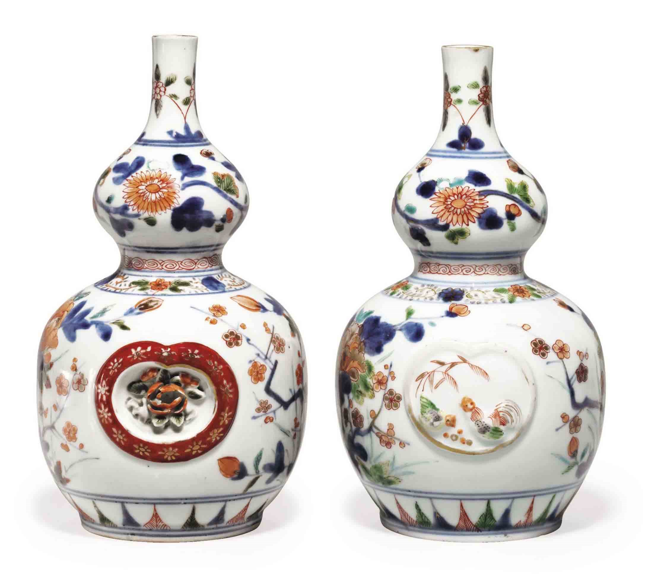 A PAIR OF JAPANESE HIZEN WARE IMARI STYLE DOUBLE GOURD-FORM PORCELAIN ...