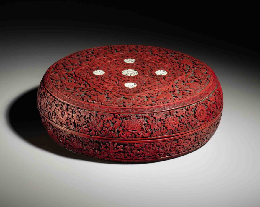 AN UNUSUAL LARGE IVORY-INSET CARVED THREE-COLOR LACQUER CIRCULAR BOX ...