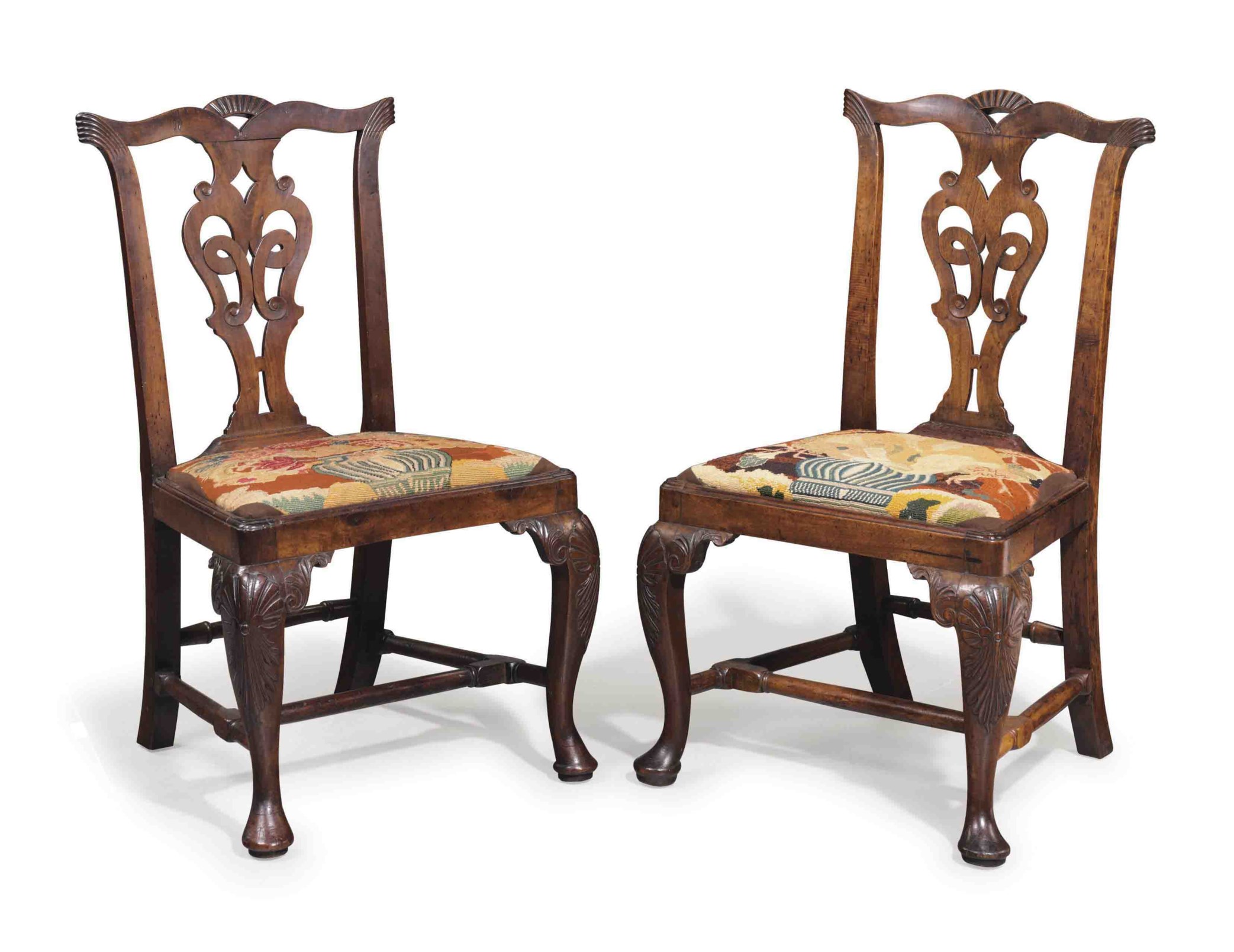A PAIR OF IRISH GEORGE II WALNUT SIDE CHAIRS , CIRCA 1745 | Christie's