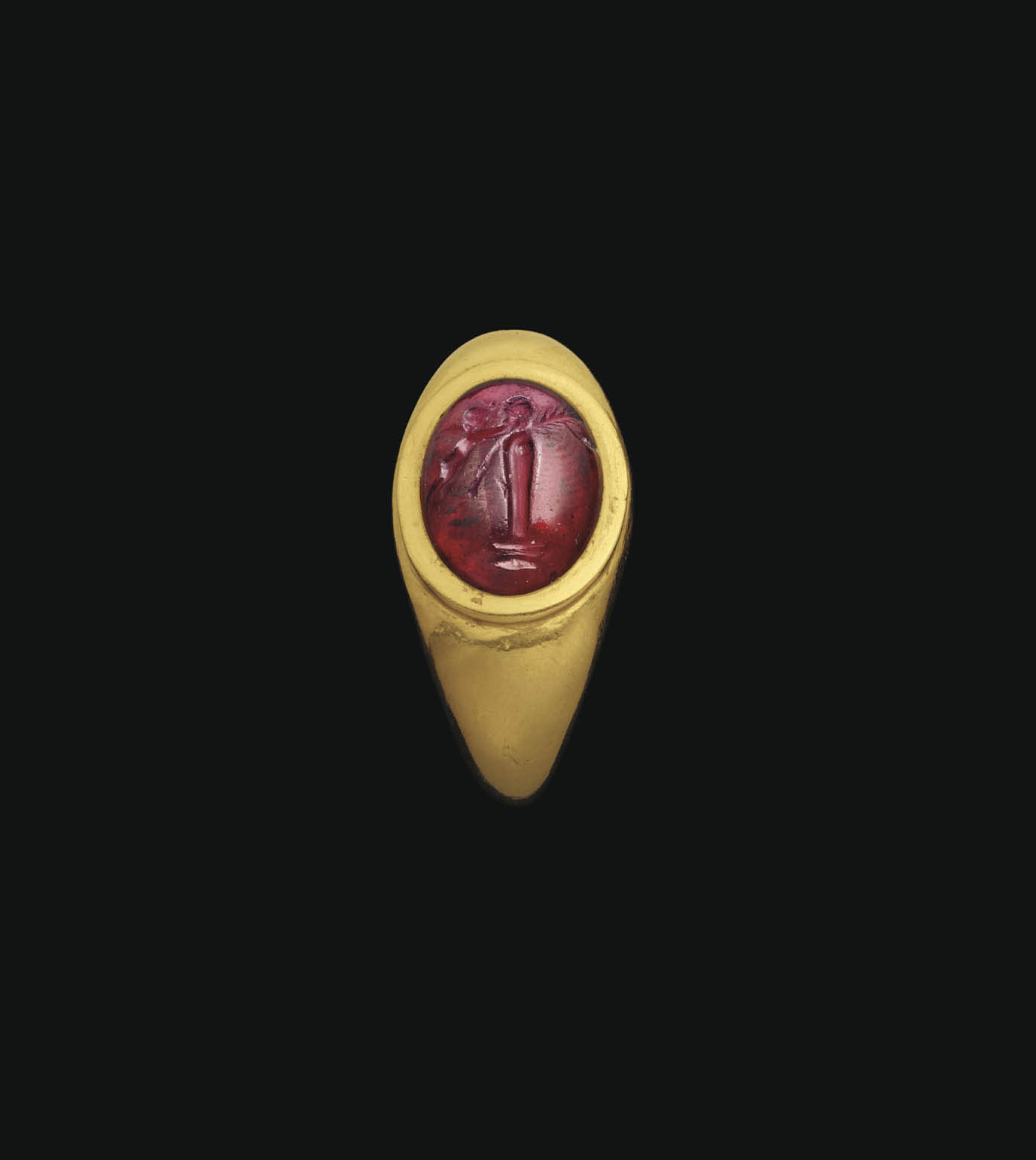 A ROMAN GOLD AND GARNET FINGER RING