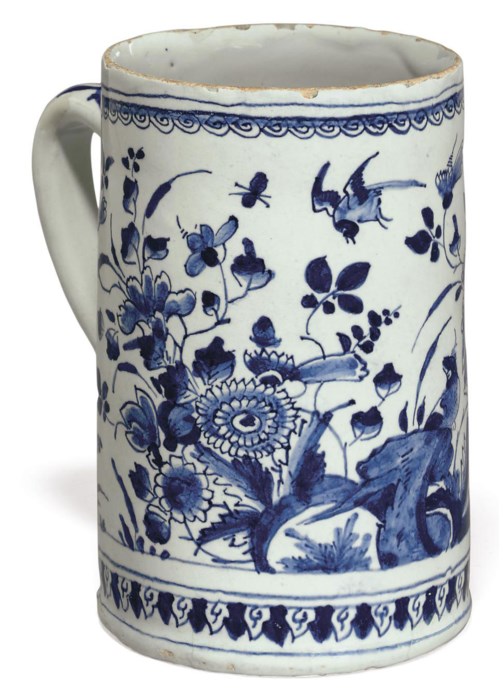AN ENGLISH DELFT BLUE AND WHITE CHINOISERIE MUG