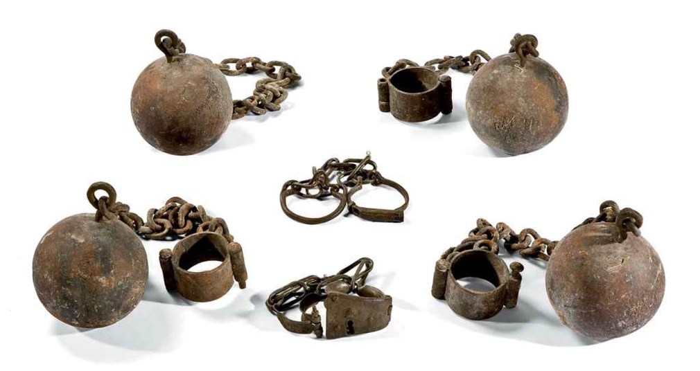 Ensemble de menottes et boulets de prisonnier , XVIIIème/XIXème siècle ...