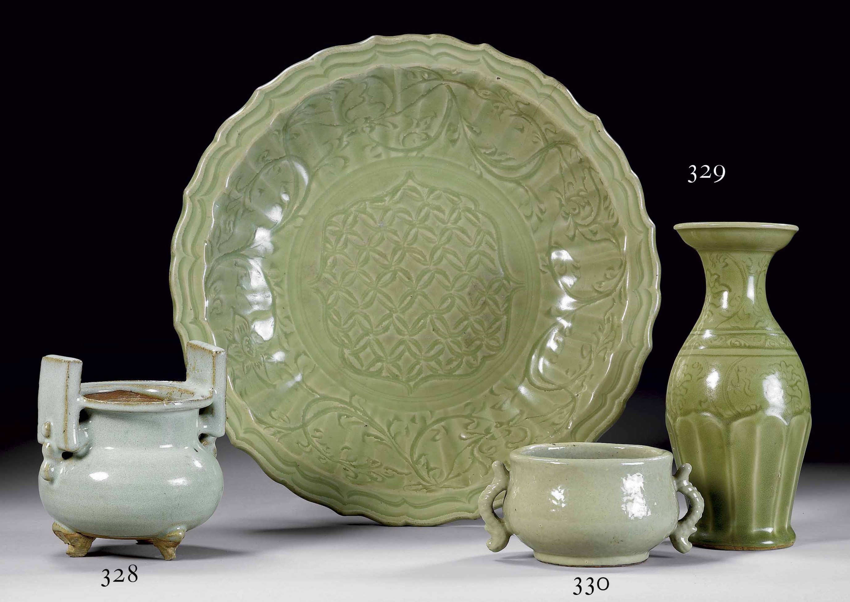 PLAT POLYLOBE ET VASE BALUSTRE EN GRES EMAILLE CELADON, LONGQUAN, CHINE ...