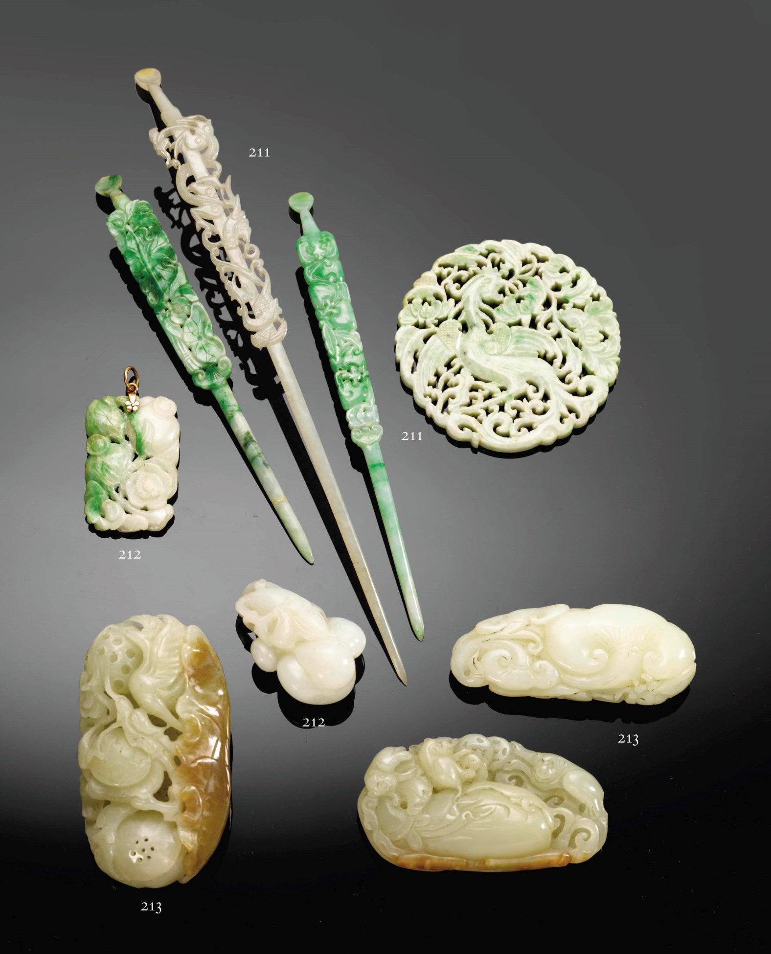 TROIS PIECES EN JADEITE SCULPTEE ET UNE PIECE EN JADE BLANC SCULPTE ...